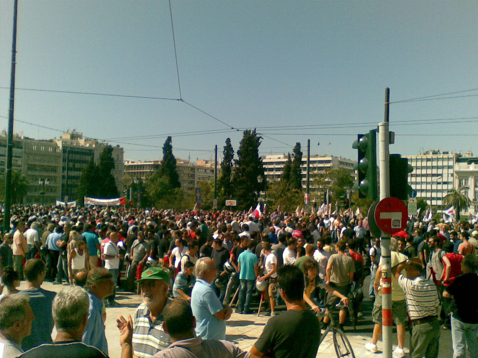 LIVING IN GREECE: ΕΙΚΟΝΕς ΑΠΟ ΤΗΝ ΠΛΑΤΕΙΑ ΣΥΝΤΑΓΜΑΤΟς