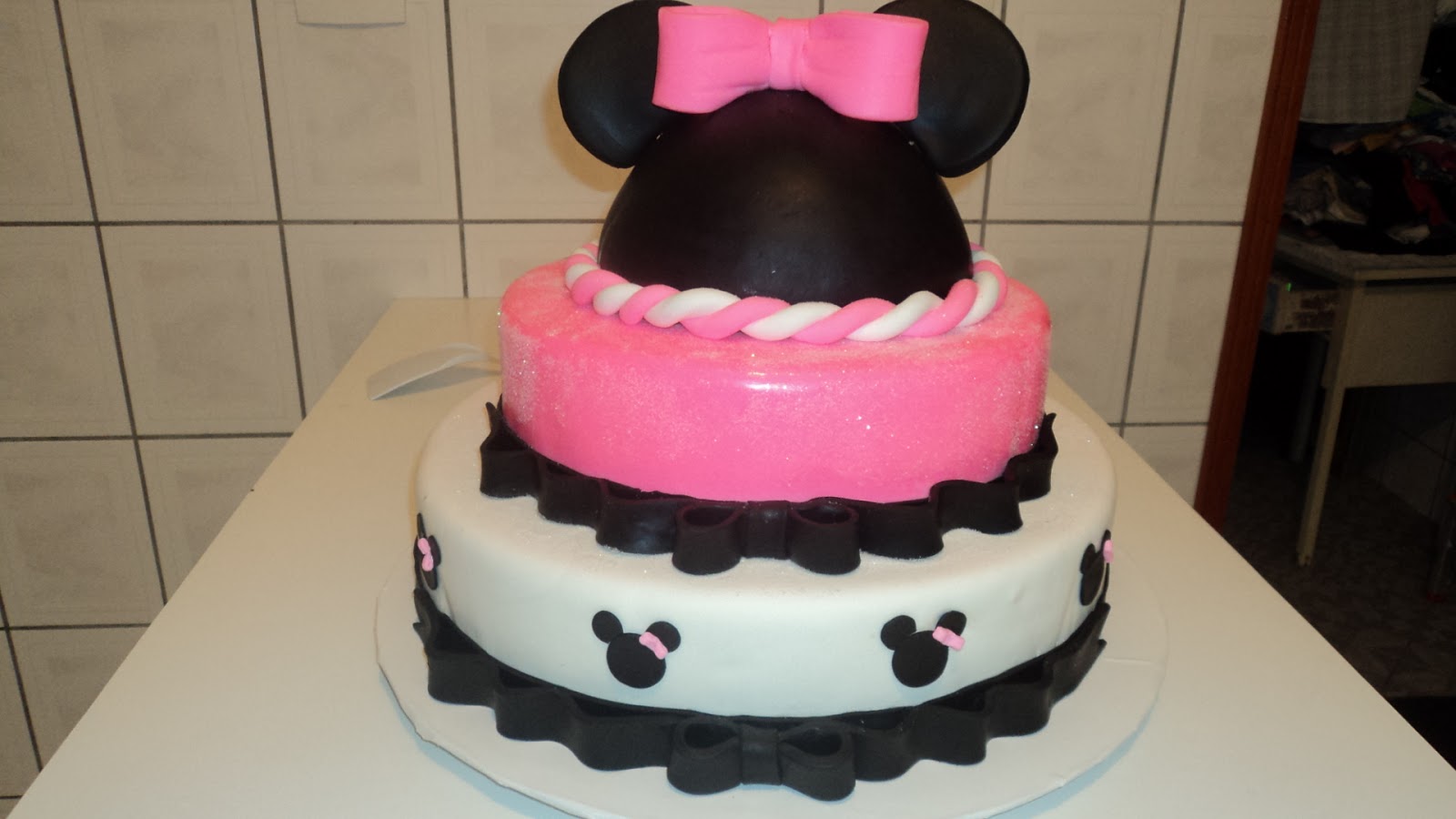 FABIANE BOLOS E DOCES: Bolo Minie Rosa e Preto