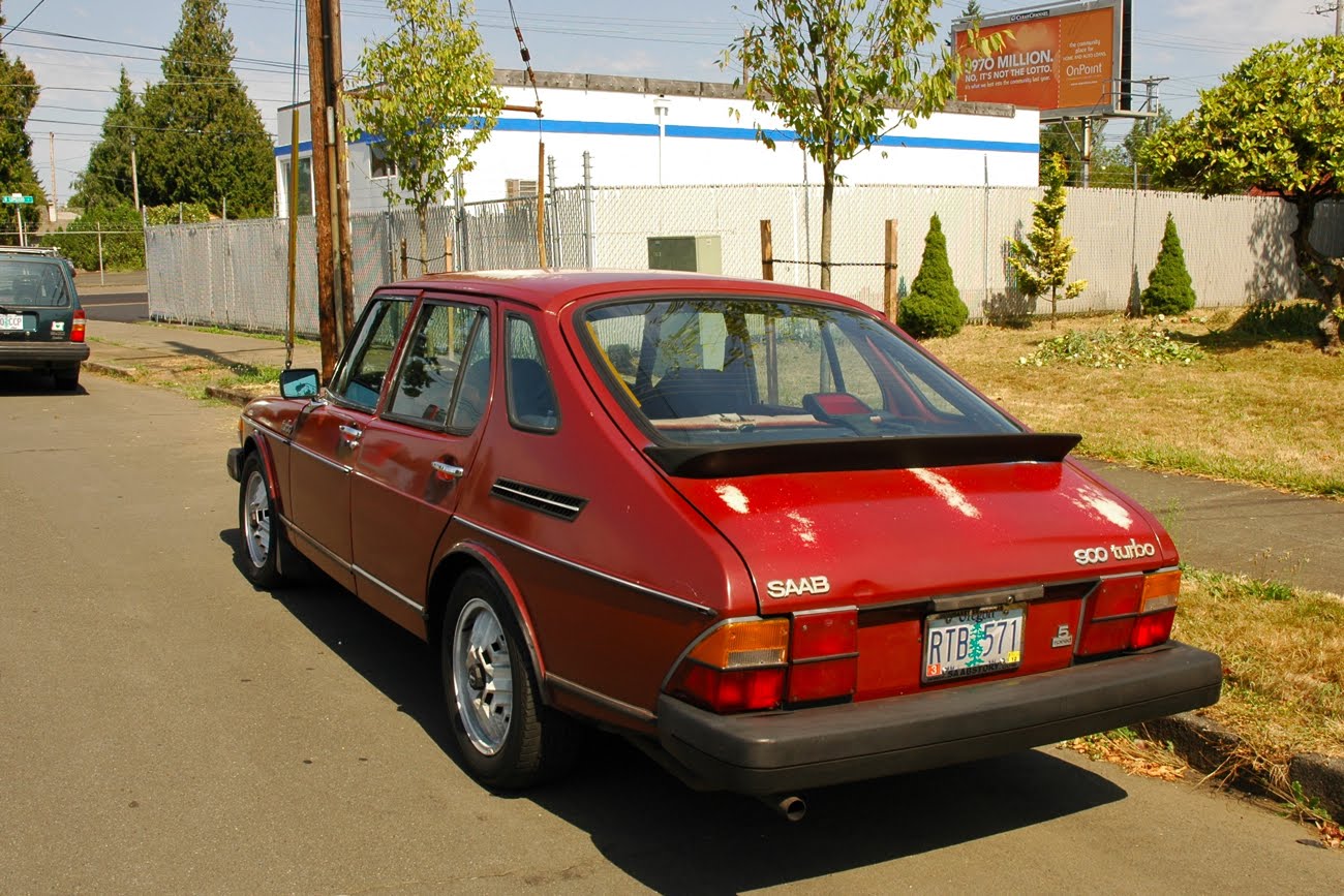 OLD PARKED CARS.: 1980 Saab 900 Turbo.