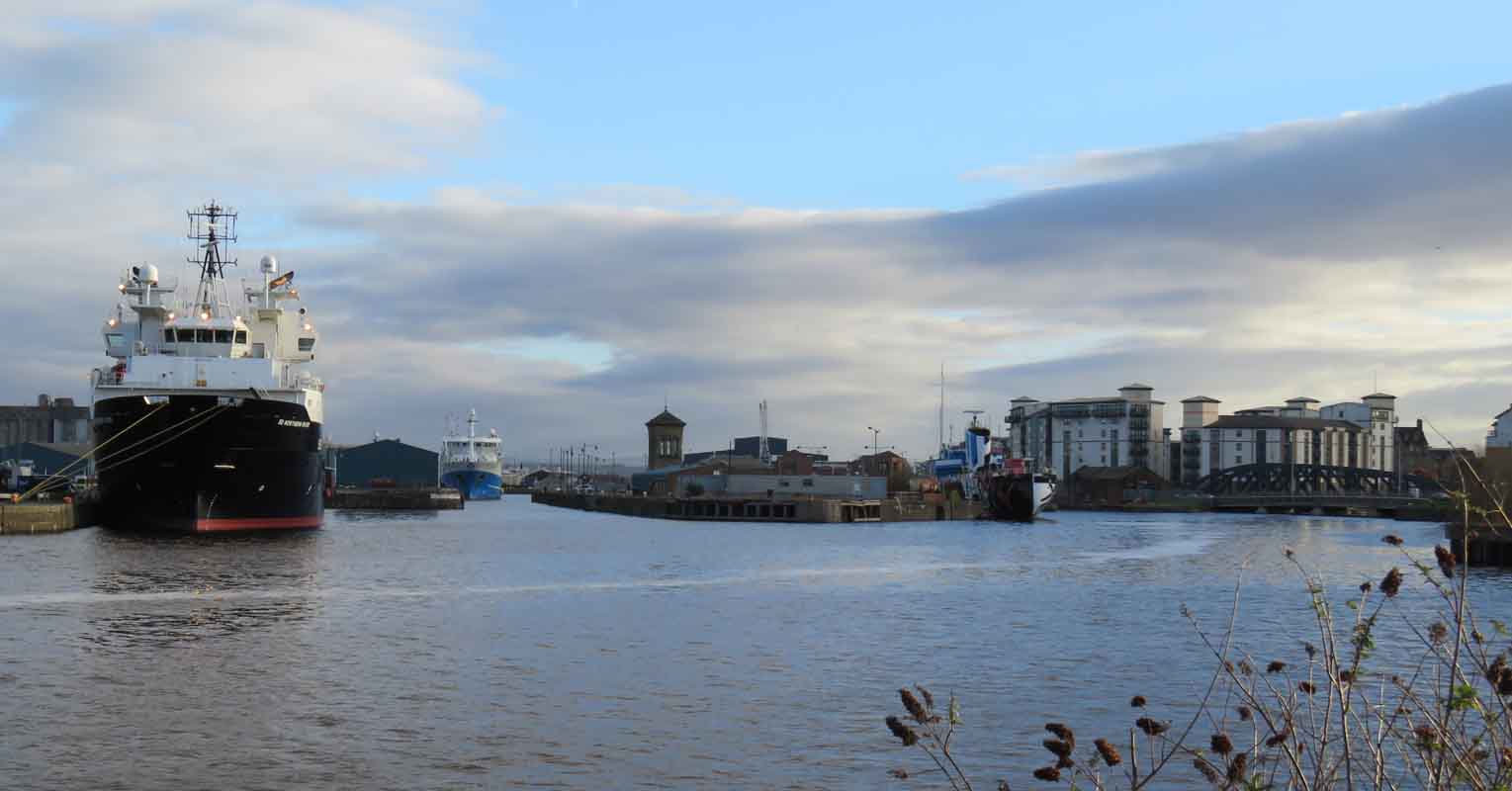 Alex and Bob`s Blue Sky Scotland: Port of Leith. Ships. Monuments. History.