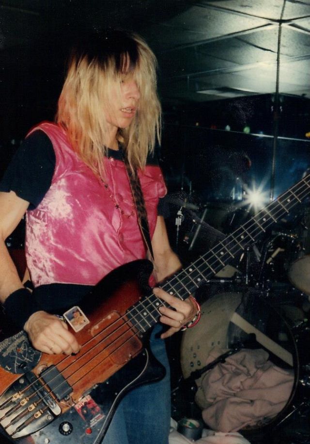 30 Amazing Photographs of a Sexy Kim Gordon of Sonic Youth on the Stage ...