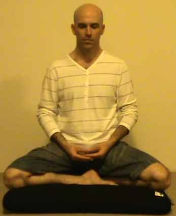 [COMP] Tolasana, variation on fingertips : r/yoga