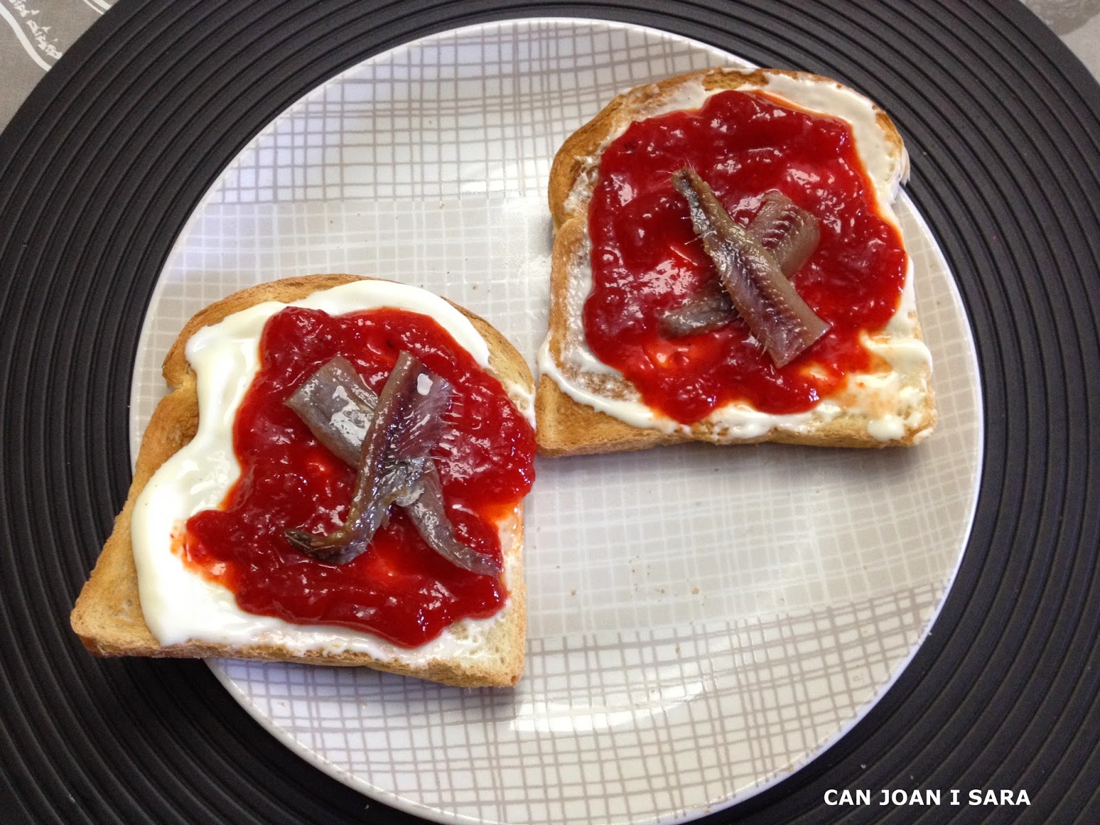 CAN JOAN I SARA: TOSTADA CON MERMELADA DE PIMIENTO ROJO / CAJA ...