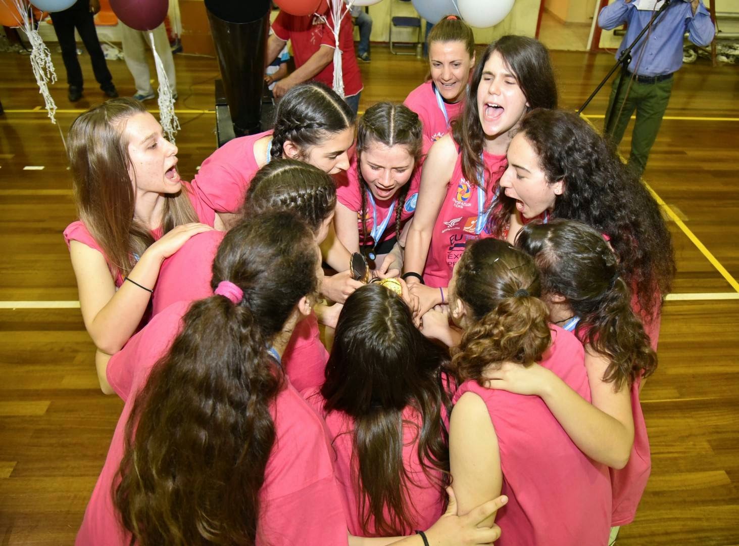drapetsonavolley: ΟΛΗ Η ΔΡΑΠΕΤΣΩΝΑ ΜΙΑ ΑΓΚΑΛΙΑ ΠΑΝΗΓΥΡΙΖΕΙ