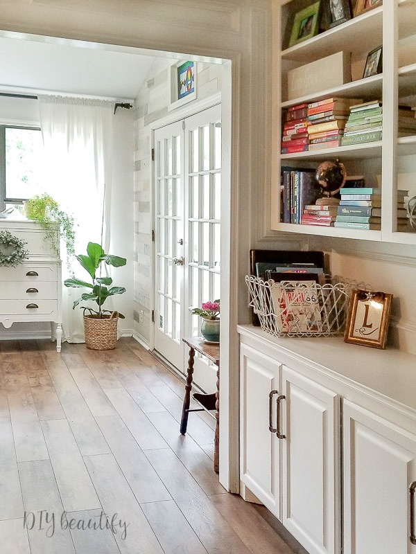 Affordable and Durable Farmhouse Laminate Floors - DIY Beautify ...