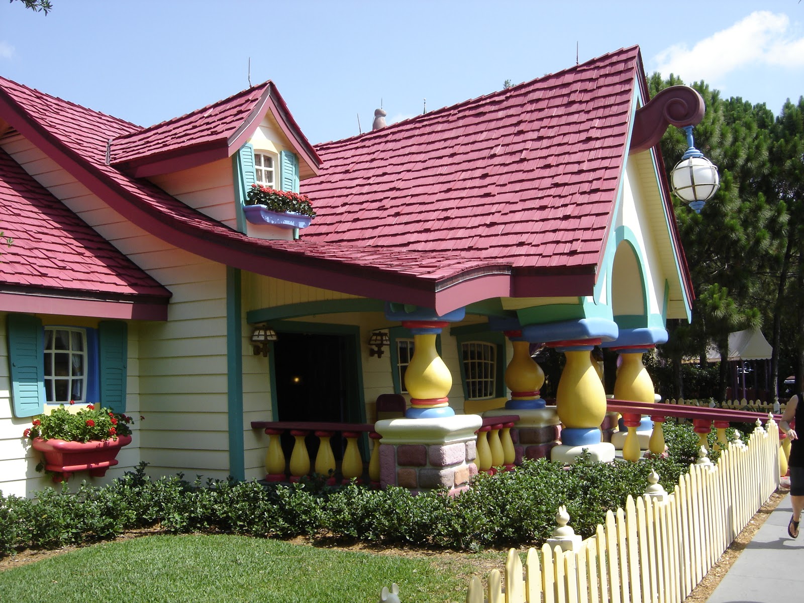 Disney Vacation Kingdom: Mickey's House Exterior