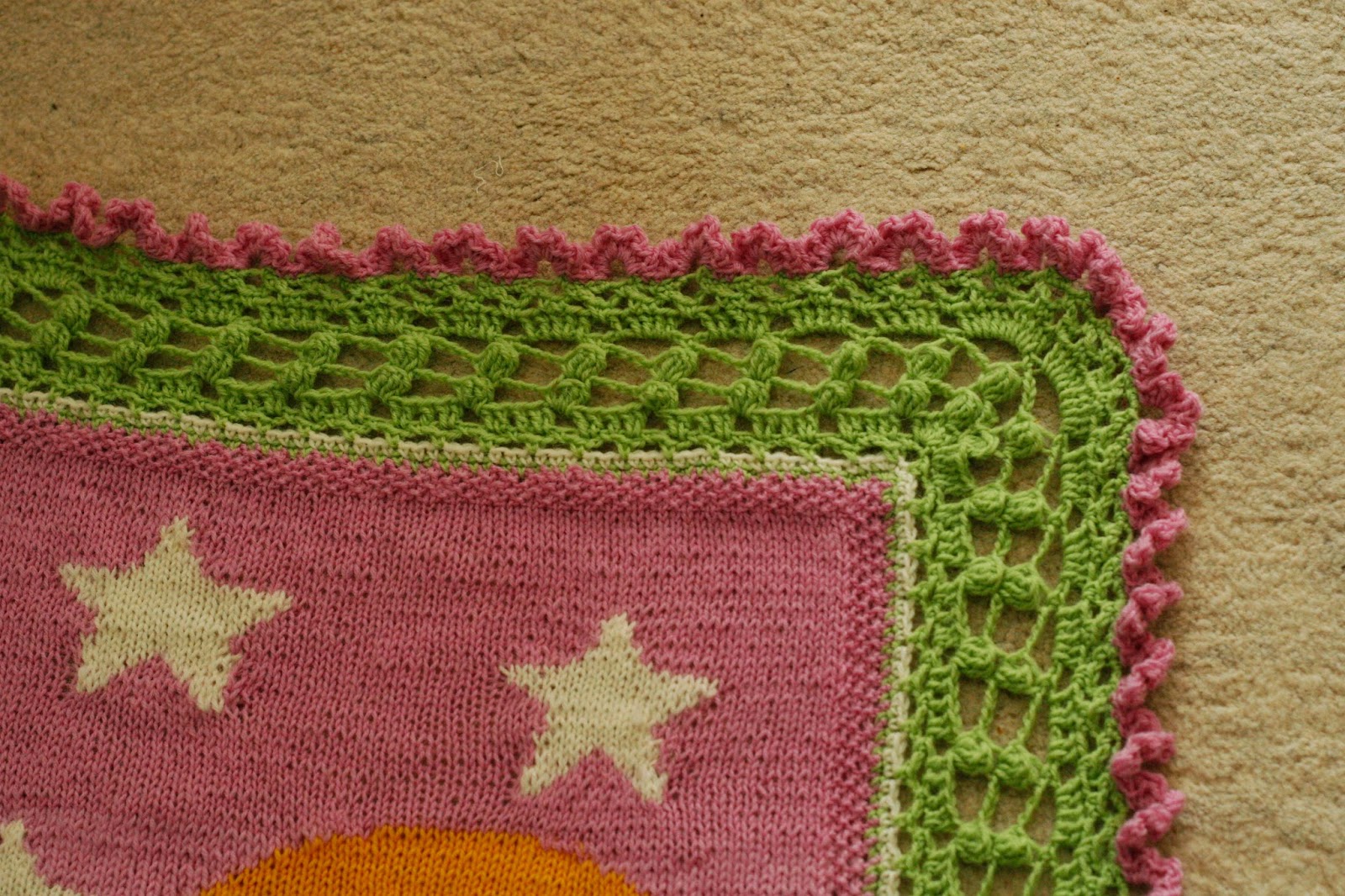 Kätten hipiällä: Puu ja kuu - neulottu vauvan peitto