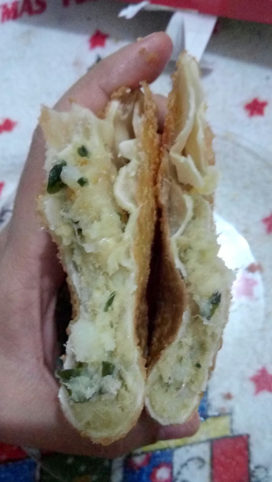 Pastéis generosos, bem recheados e saborosos, pena que o pastel doce e ...