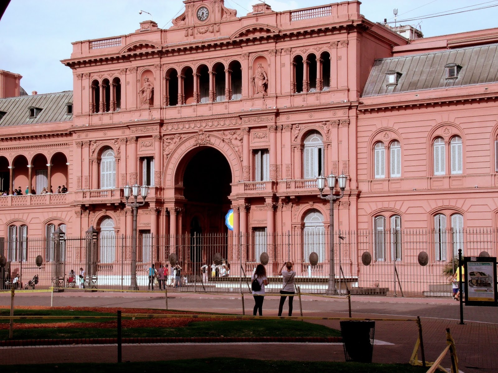 Ciao Boludo: A VISIT TO THE PINK HOUSE