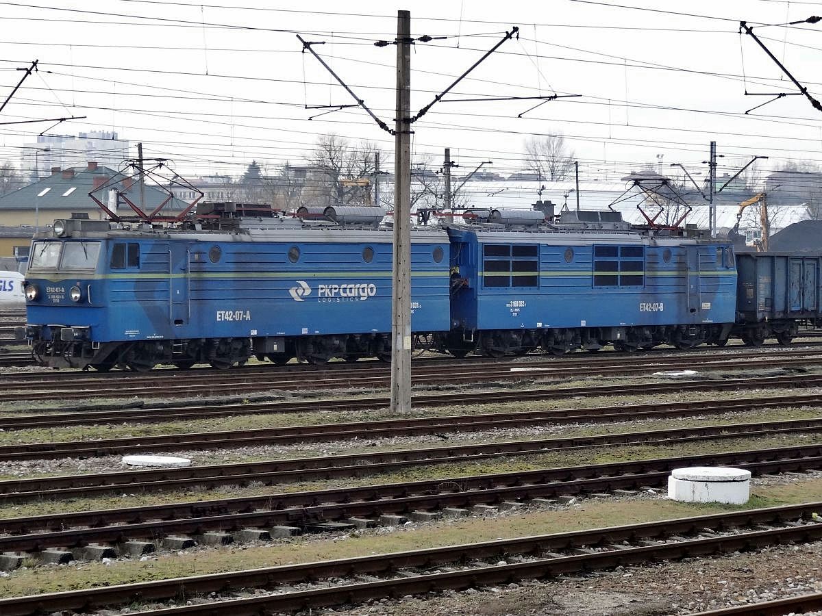 ET42-007 czyli ET42-07 na pustej stacji Kielce Herbskie | Kolejowe Kielce