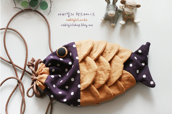 Grosgrain: Clever Little Drawstring Fish Pouch