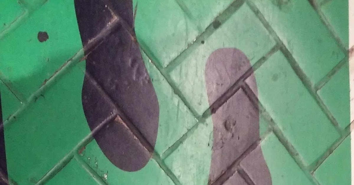 Mystery Foto Feet: Underground Train Feet