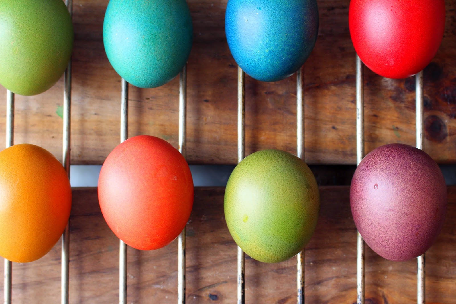 Huevos teñidos de colores