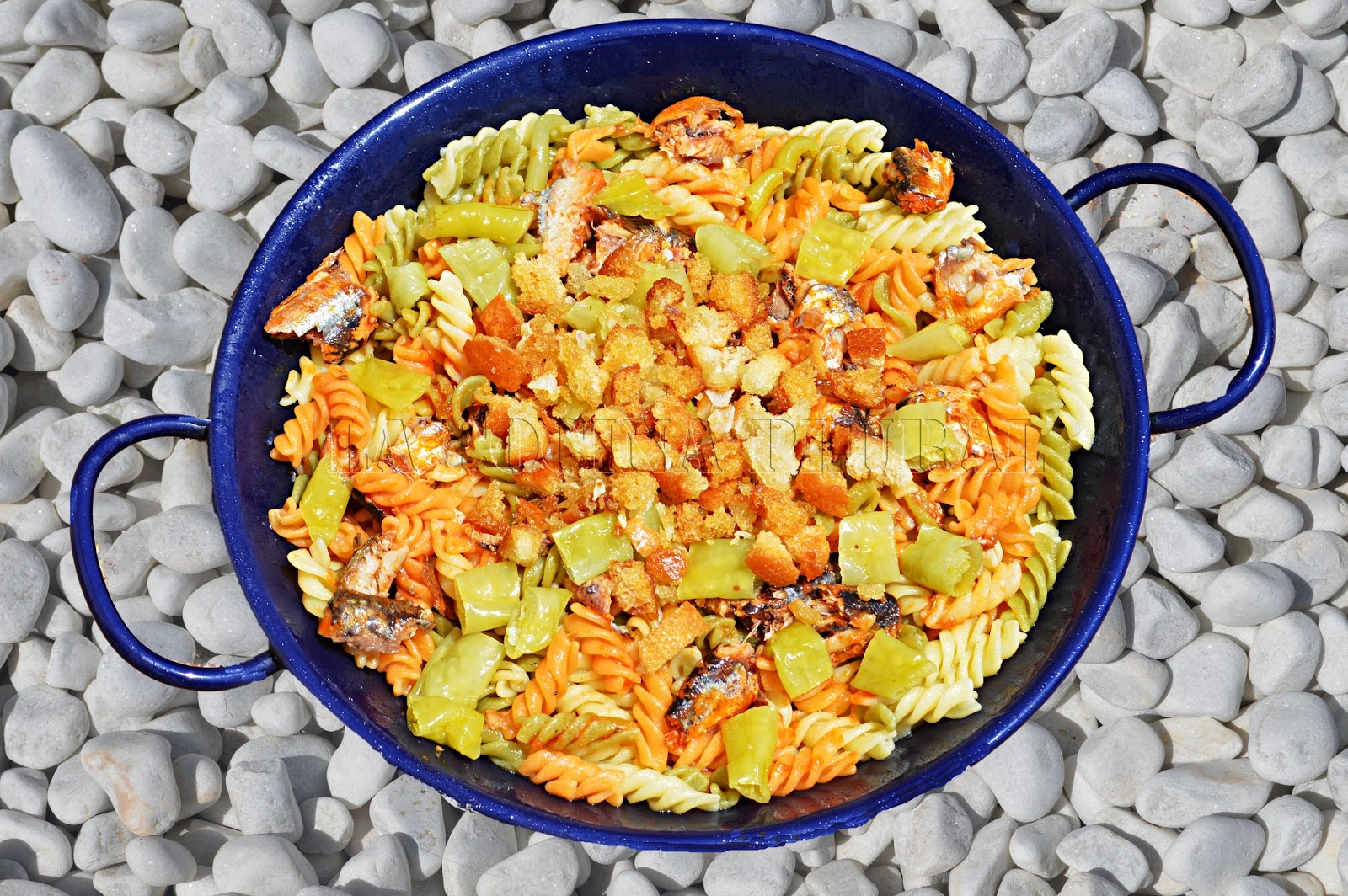 LA COCINA PLURAL: PASTA CON SARDINAS DE LATA Y PIPARRAS EN ACEITE