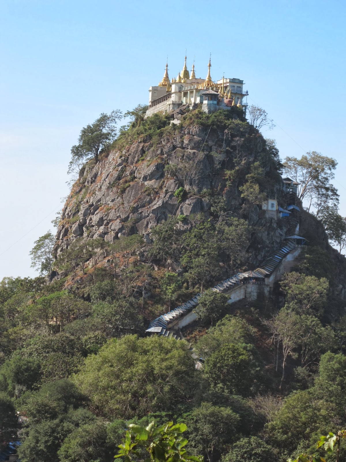 MYANMAR: TIERRA DORADA: 3.12.2013 MONTE POPA