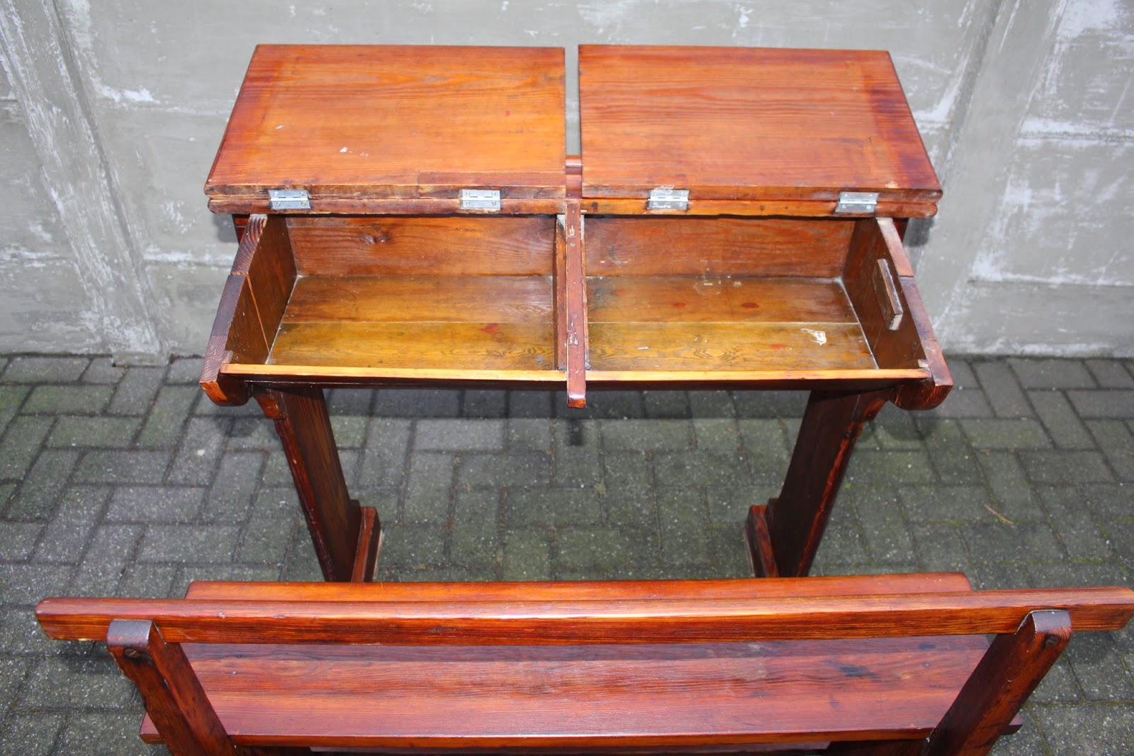 Arthur & Rosalie: --VERKOCHT-- Oude schoolbank