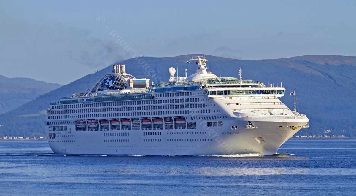 Dougie Coull Photography: Sea Princess - Cruise Ship in Greenock