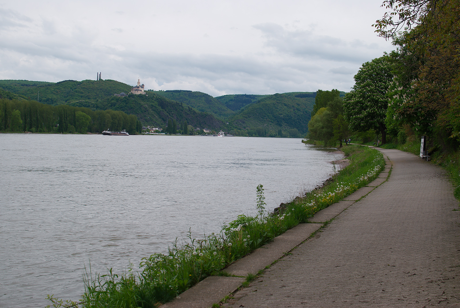 Calatorind pe malul Rinului, de la coltul german pana la turnul ...