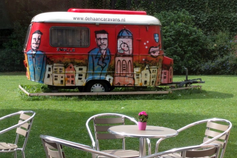 Opvallend onopvallend: The painted caravan