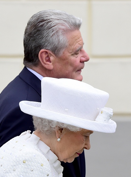 Royal Family Around the World: Queen Elizabeth II Visits Berlin ...