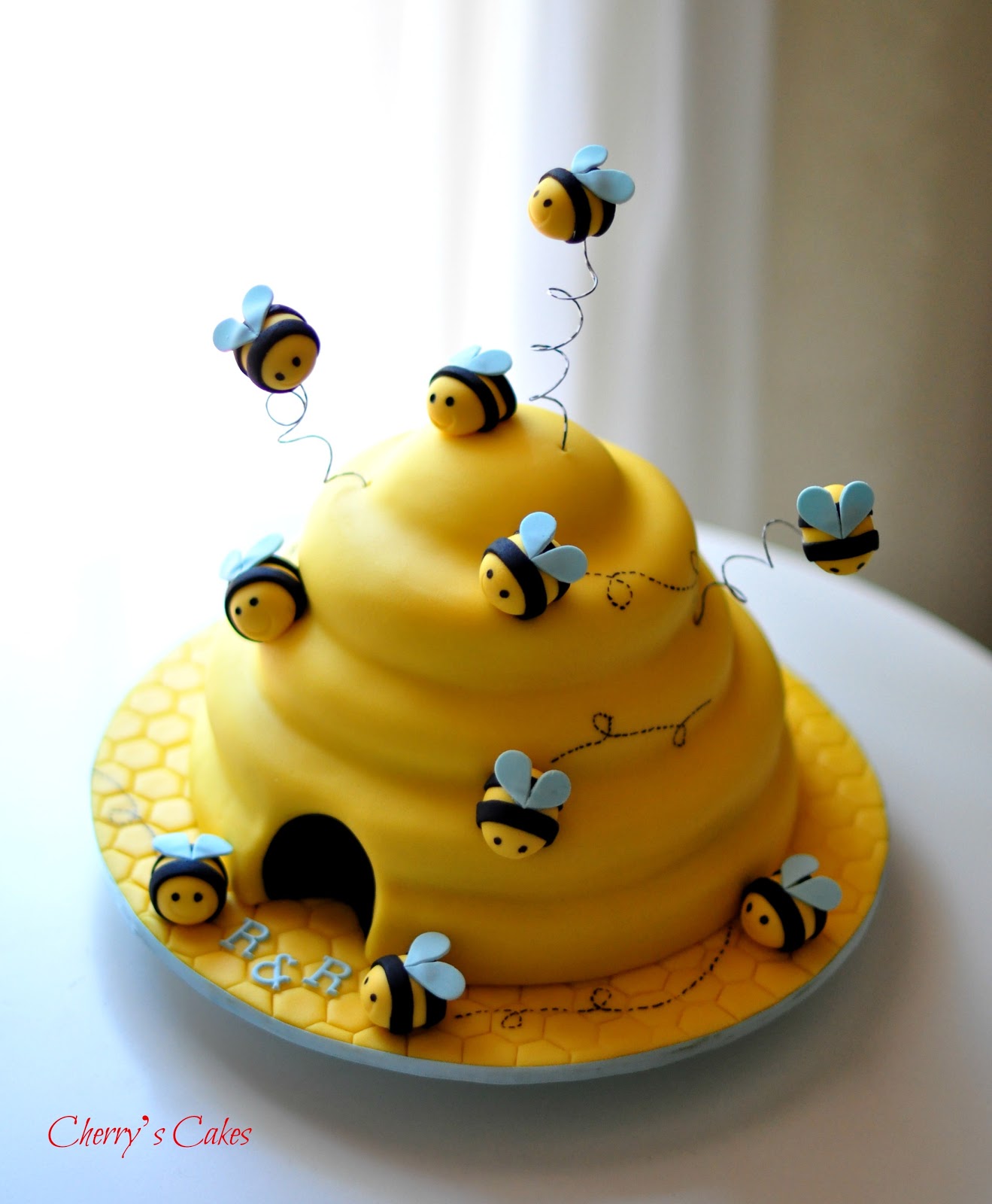 Cherry's Cakes: Happy Bee - rthday!