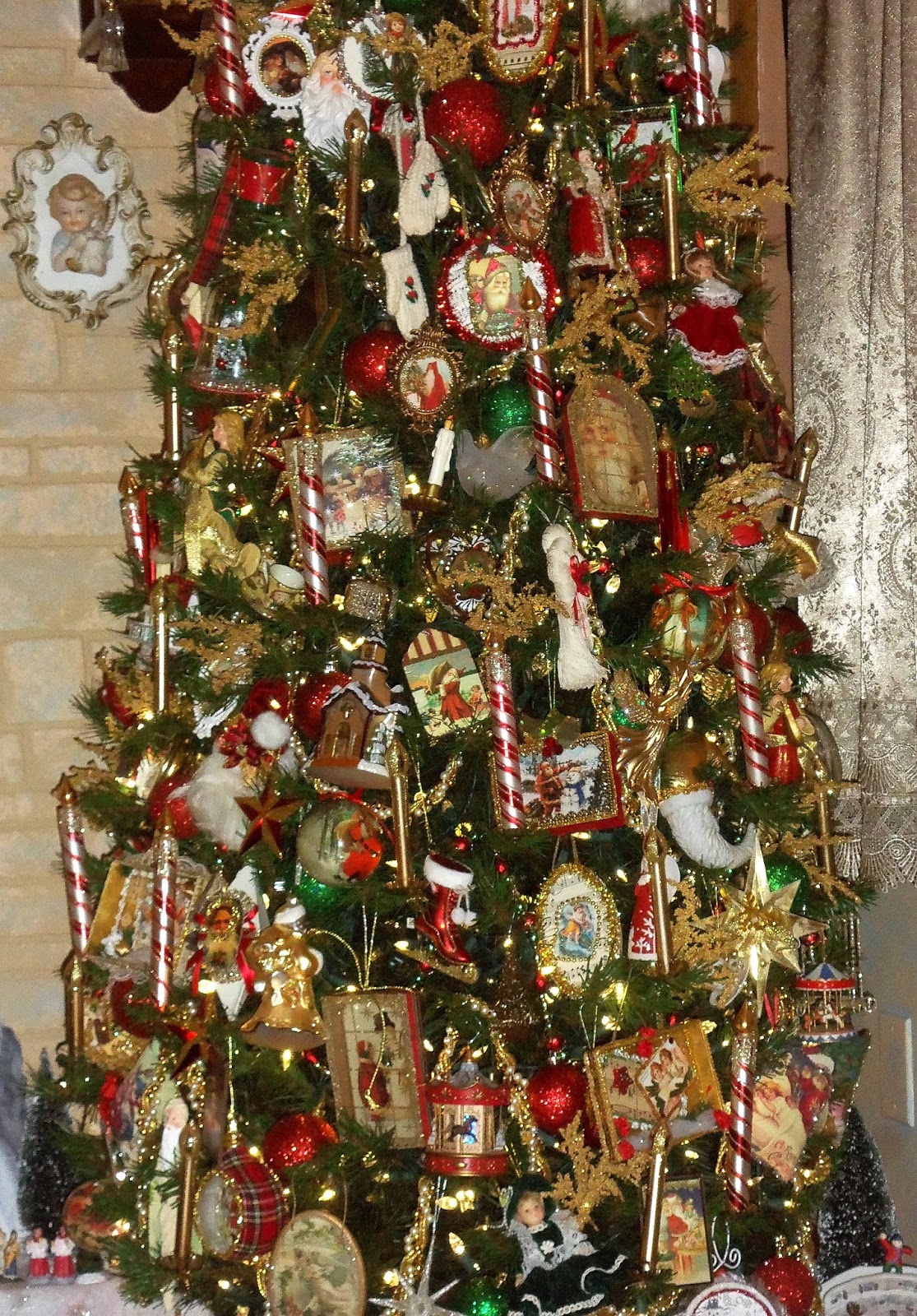 A DEBBIE-DABBLE CHRISTMAS: A Victorian Style Christmas Tree and Village ...