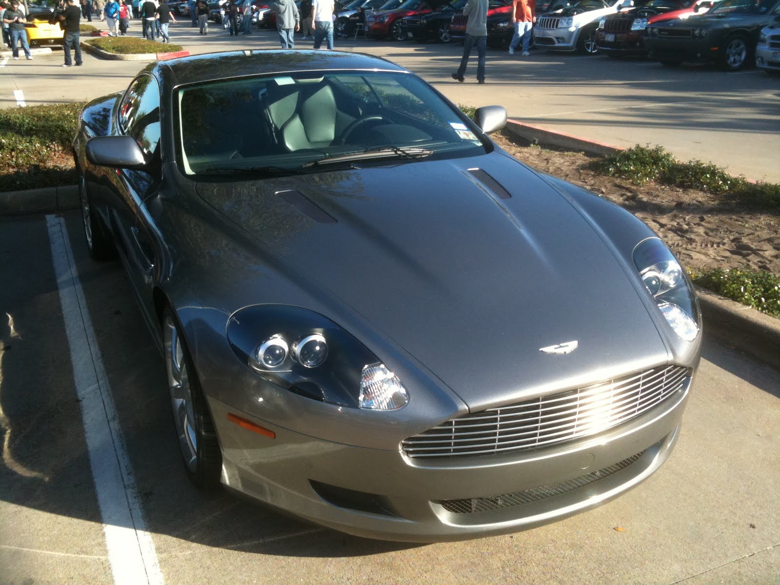 --CarJunkie's Car Review--: First Impression: Aston Martin DB9