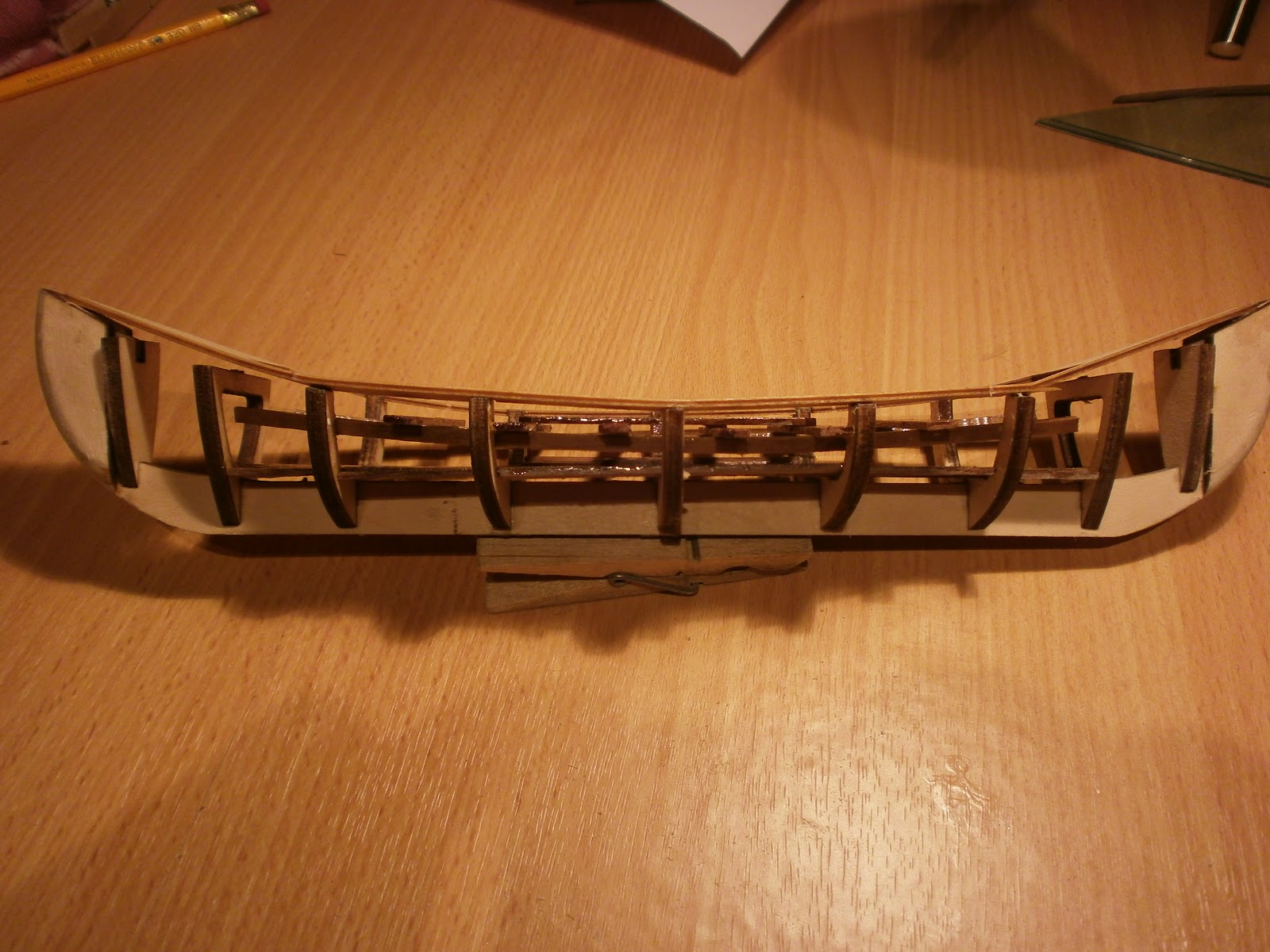 Mi modelismo naval: Refuerzo de proa y popa y colocación de la cubierta