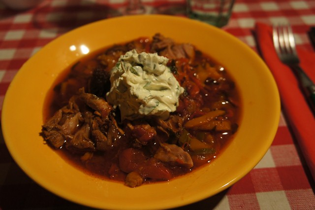 Lempiruoka.: Punainen gulassi porsaasta.