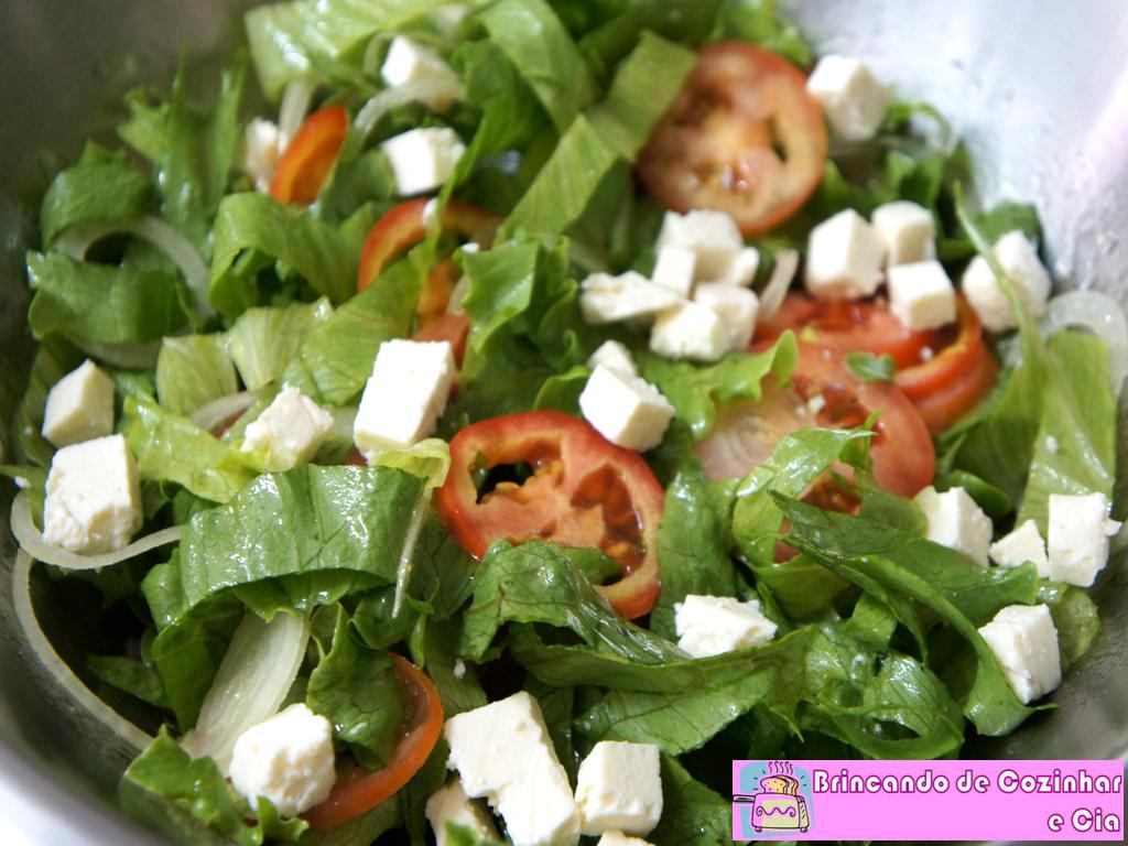 Brincando de Cozinhar e Cia: Salada de Alface, Tomate, Cebola e Ricota