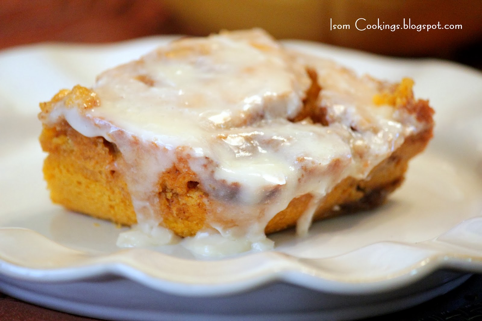 Isom Cookings: Pumpkin Cinnamon Roll Cake
