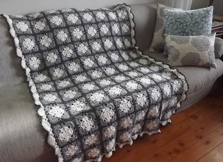 Mrs Knitaddict: 3 colours afghan, garden, unfinished stars