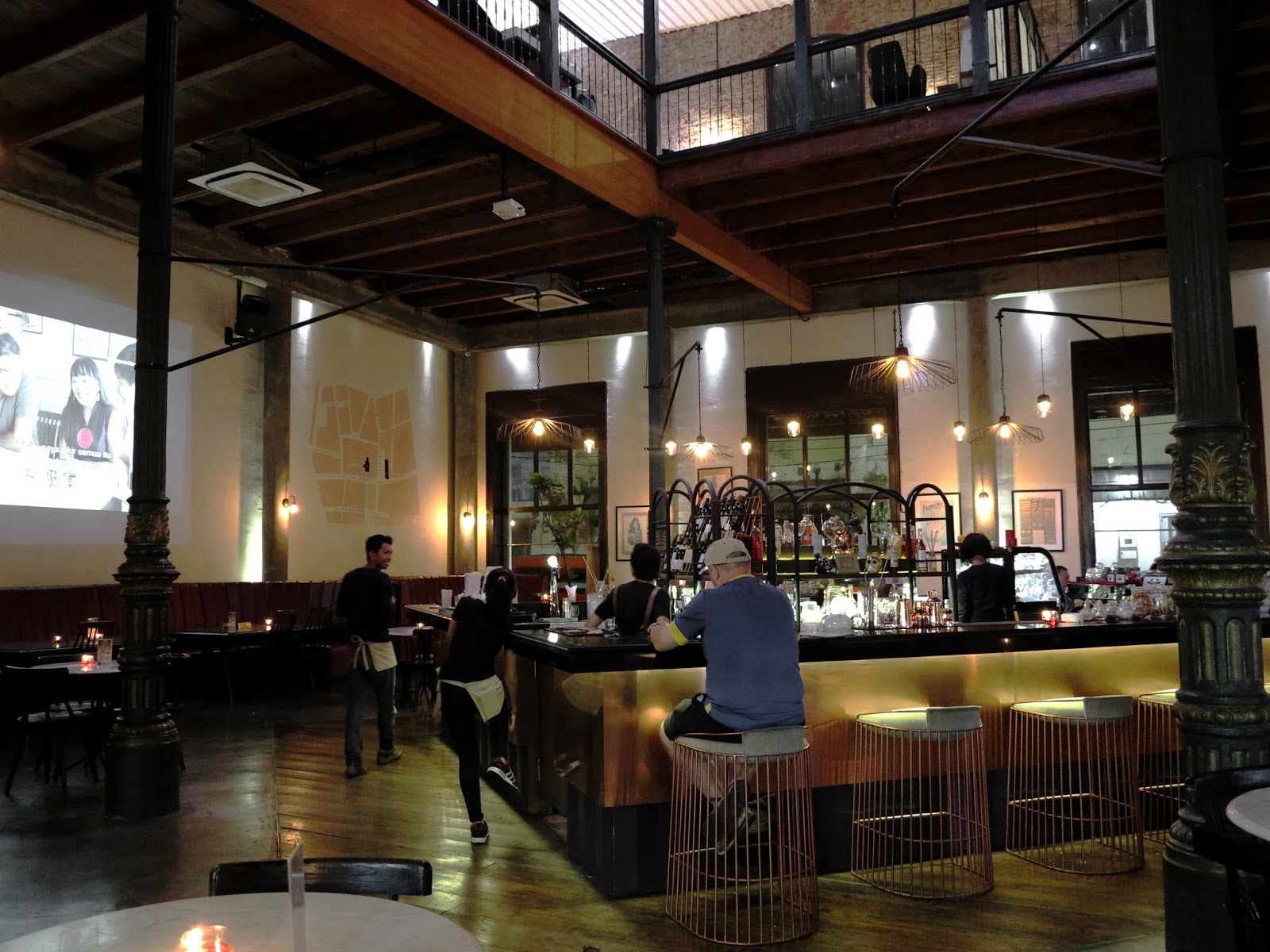 SPIEGEL BAR & BISTRO : Western Atmosphere Bar - ELIZABETHANNAH