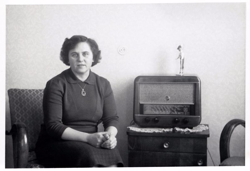 Before Television: Interesting Photos of People With Their Radios ...