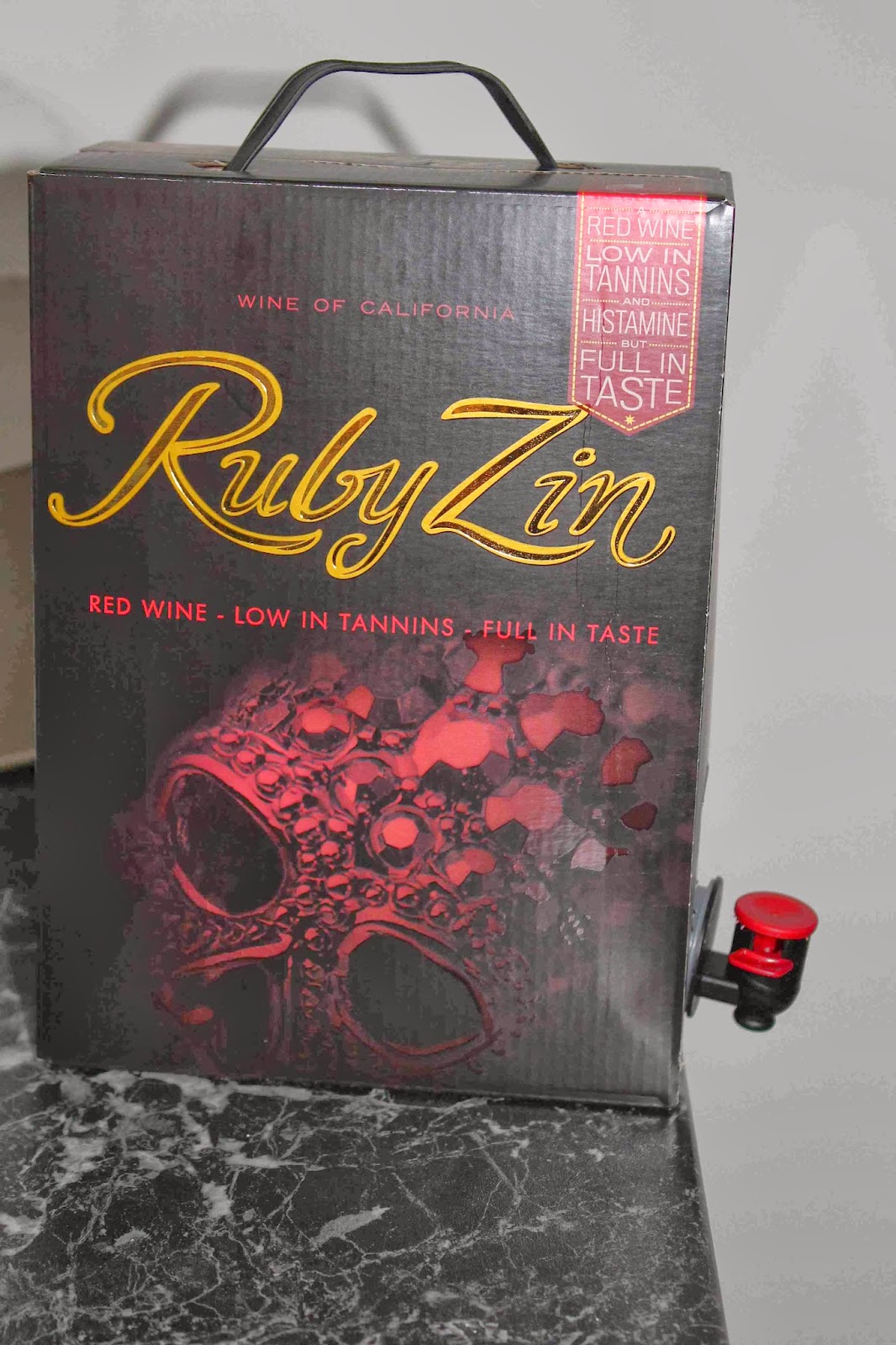 Få lite Matro: Ruby Zin - gott vin i snygg box