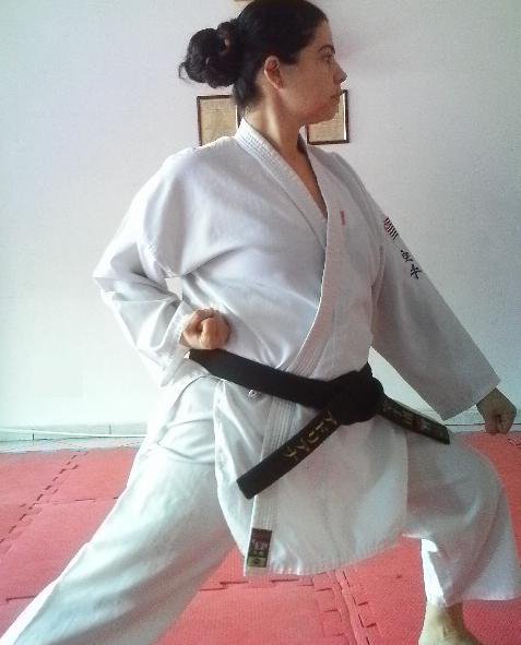 karate adriana podda: Kihon a base de um karate forte