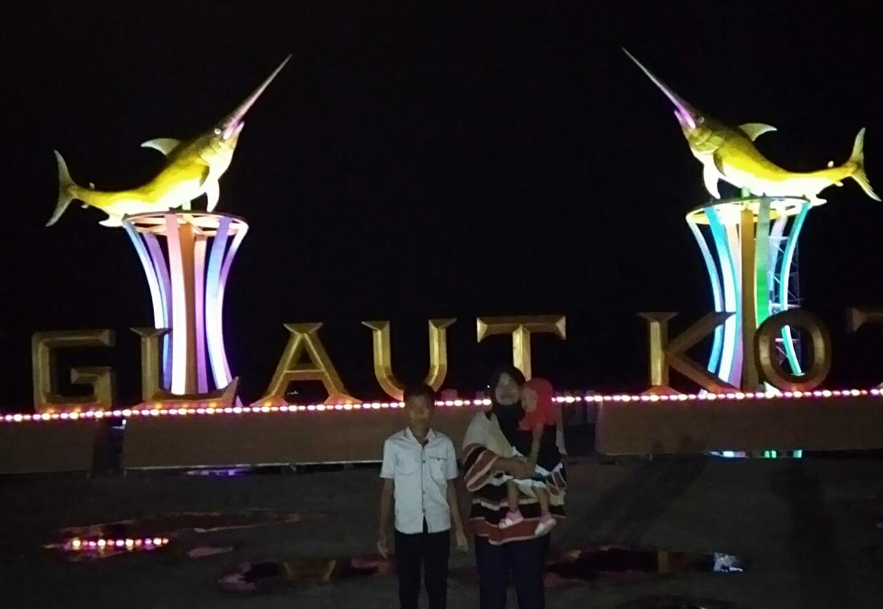 Manfaatkan Libur Akhir Pekan, Ani Nikmati Taman Siring Laut