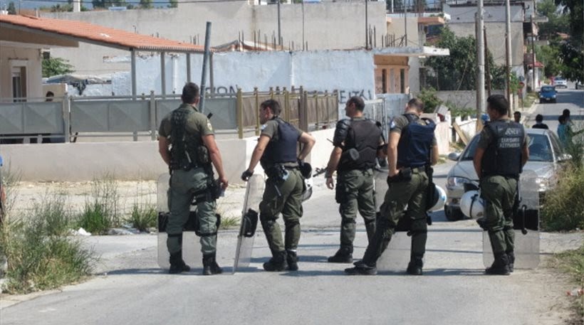 ΓΥΦΤΟΙ ΠΥΡΟΒΟΛΟΥΣΑΝ ΣΤΟ ΑΡΓΟΣ... ΕΞΩ ΑΠΟ ΣΠΙΤΙ ΕΚΑΝΑΝ ΜΑΓΚΙΕΣ ...