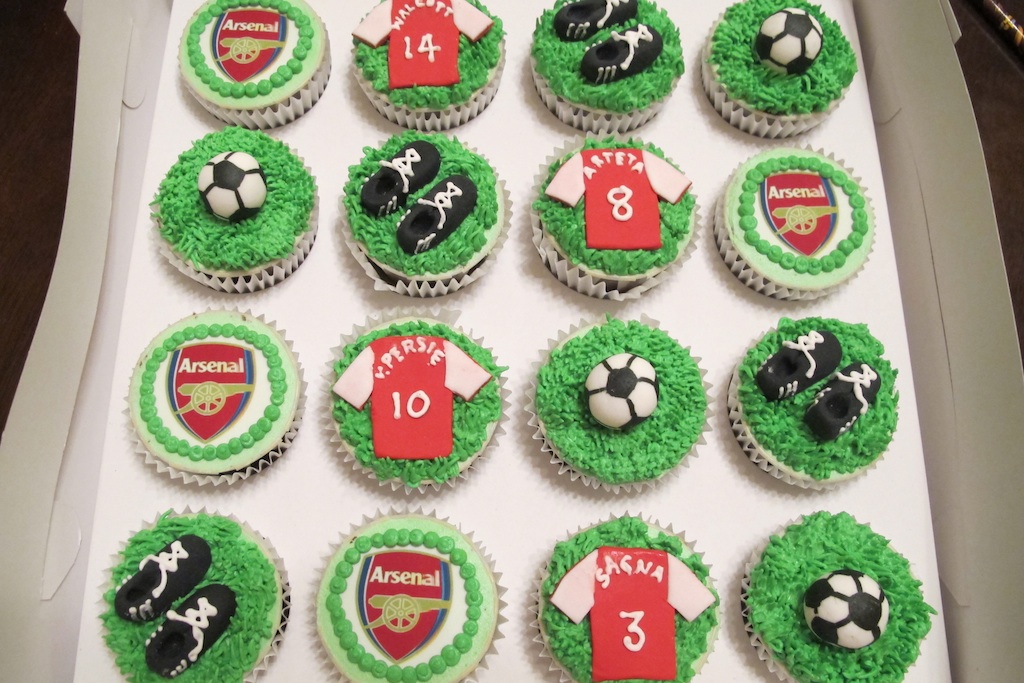 Pink Oven Cakes and Cookies: Arsenal Cupcakes