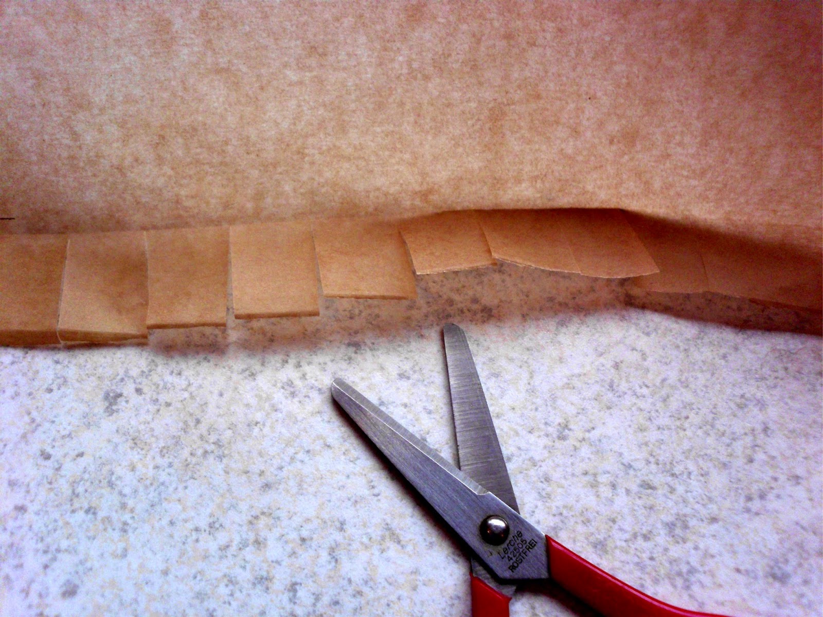 Backformen mit Backpapier auslegen