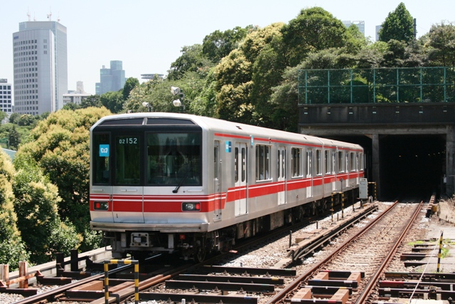 Tokyo Railway Labyrinth: Subways above Ground, Singularities in the ...