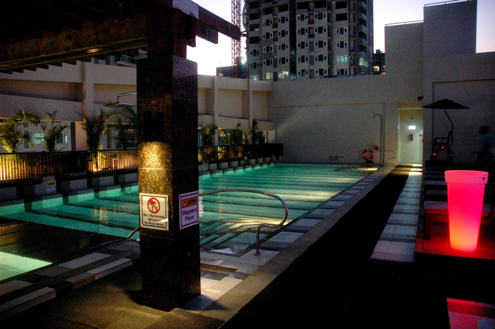 DUDE FOR FOOD: Sunset at Holiday Inn's Oz Bar