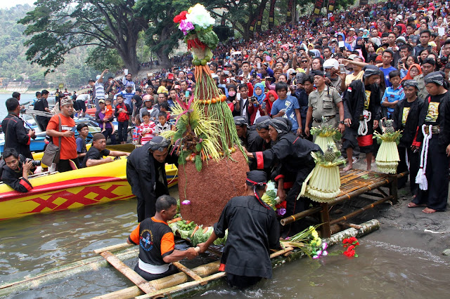 RITUAL LARUNG SESAJI TELAGA NGEBEL PONOROGO