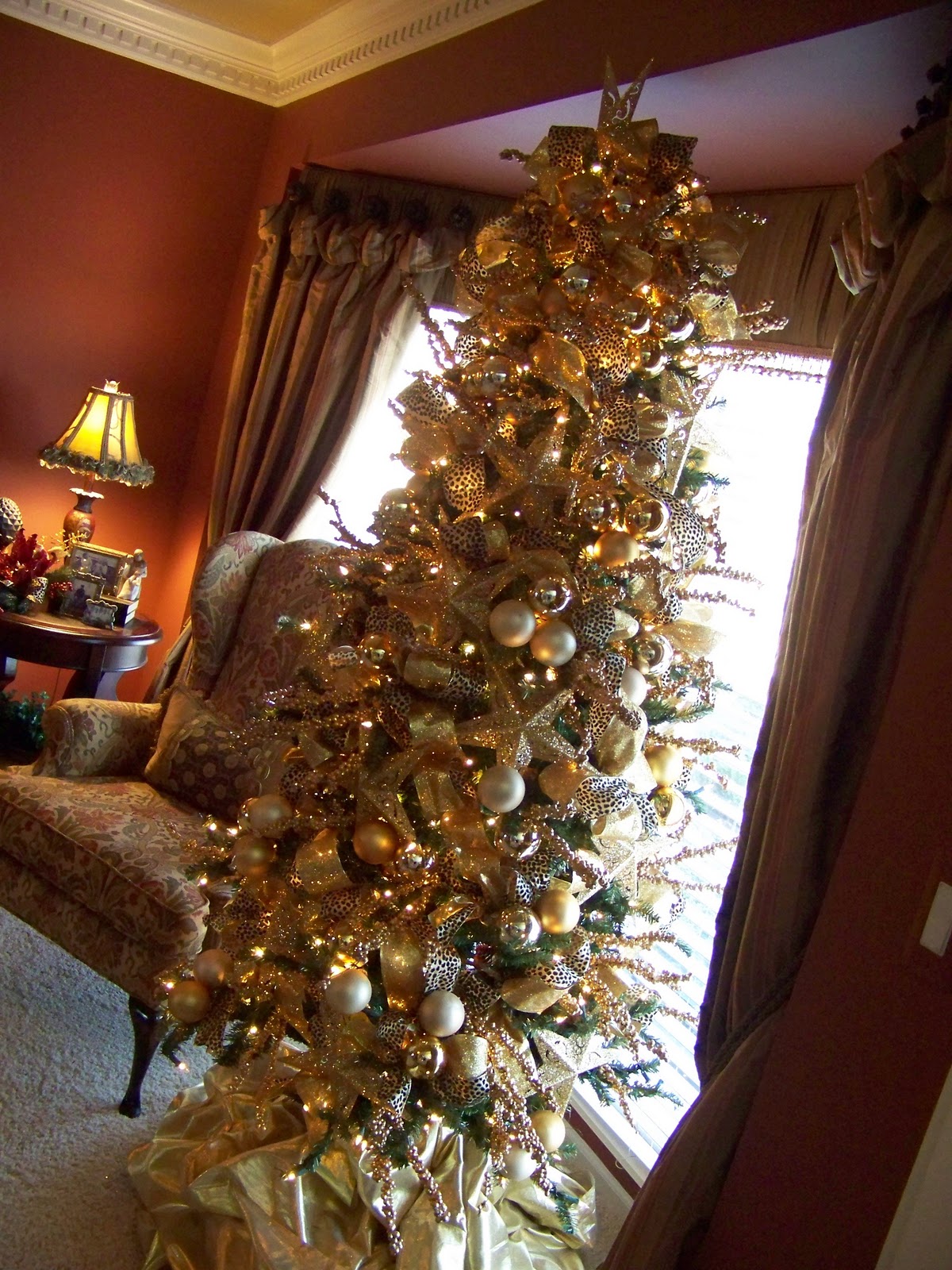 Creations from my heart: Decorating a Custom Christmas Tree....