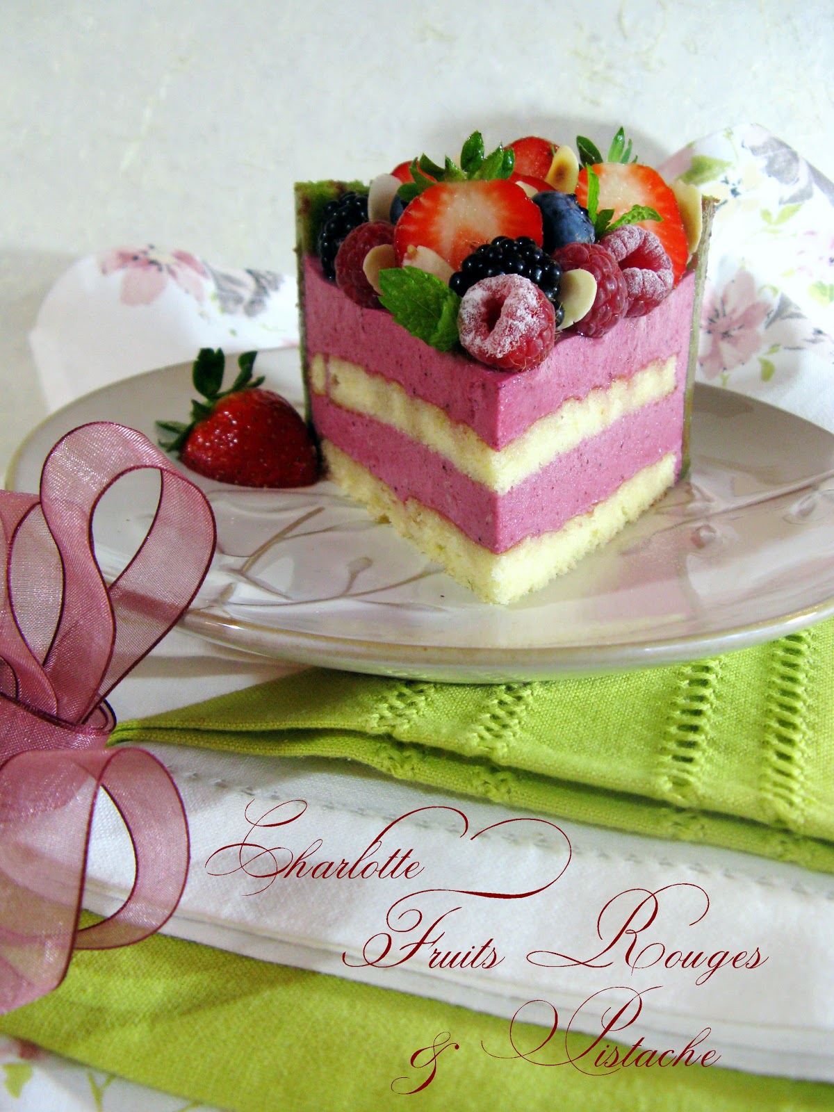 J'en reprendrai bien un bout...: Charlotte Fruits Rouges & Pistache