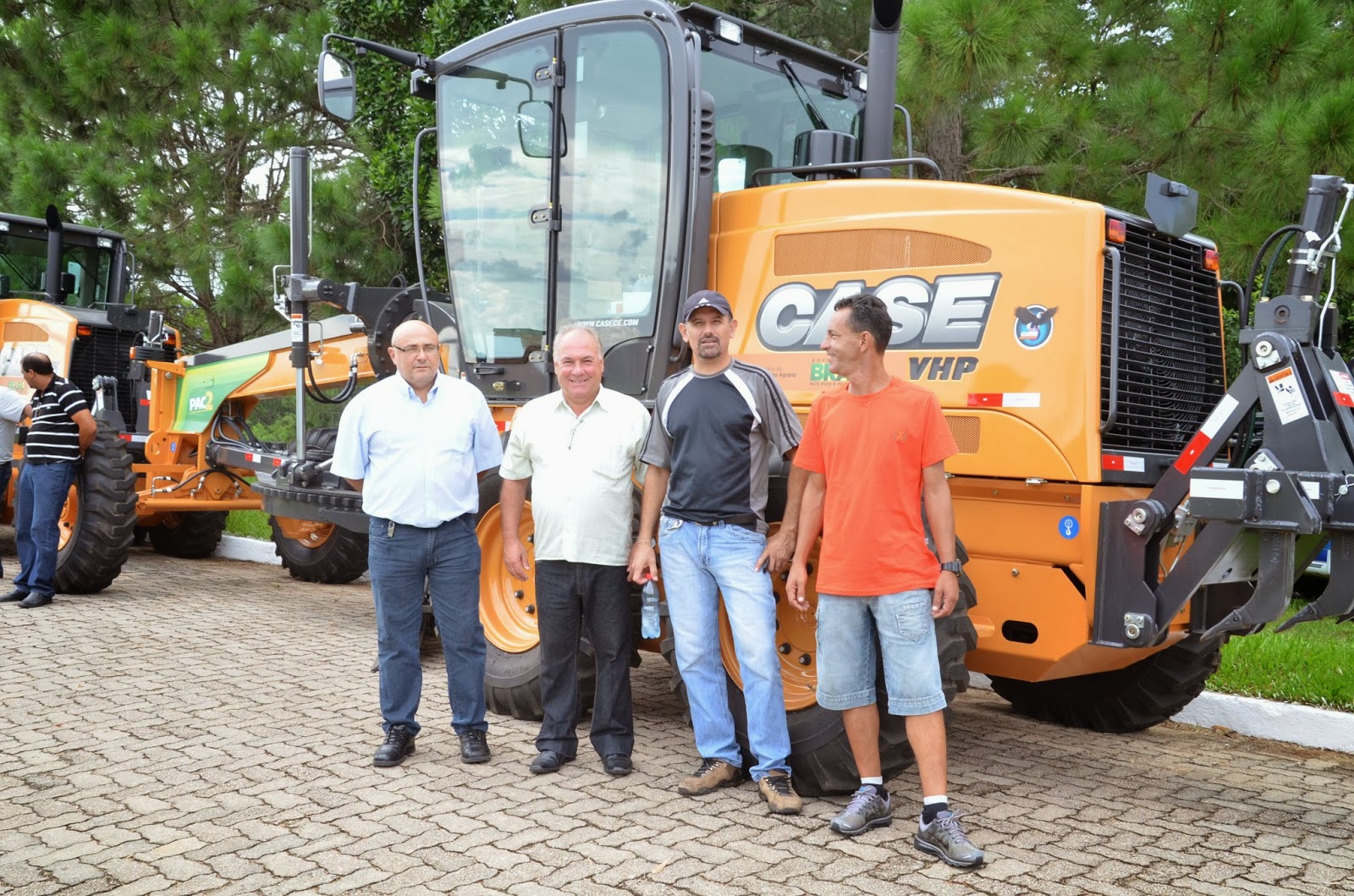 Blog do Lorenzo: Prefeitura recebe patrola do programa PAC 2