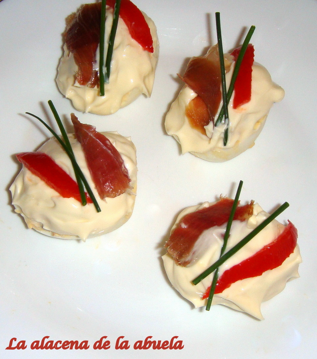 La alacena de la abuela Carmen: HUEVOS RELLENOS DE JAMÓN SERRANO