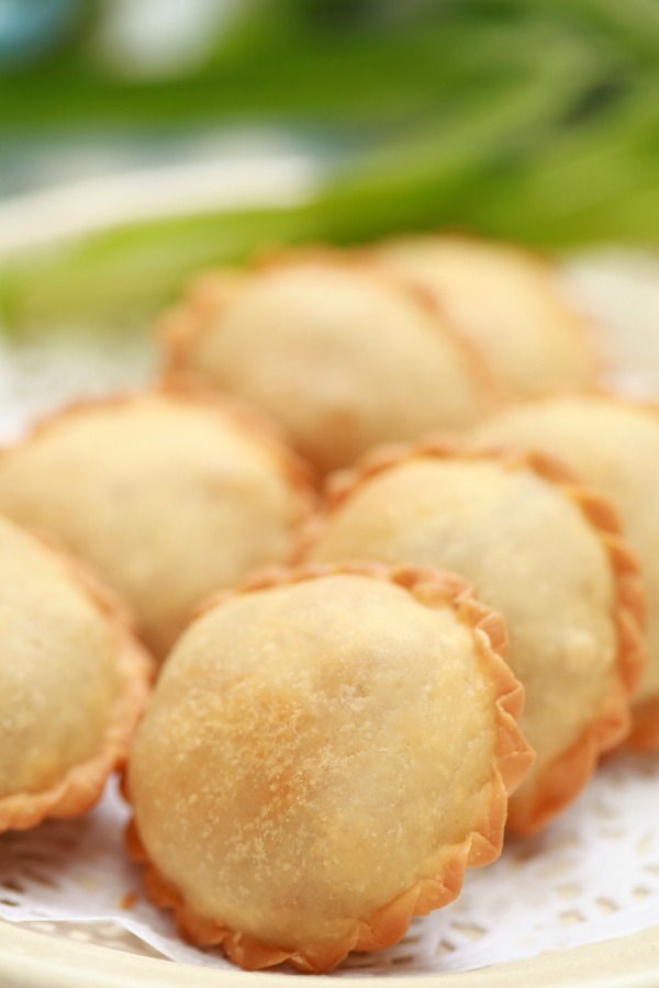 Karipap yang rapuh dengan inti daging yang sangat sedap! - masam manis