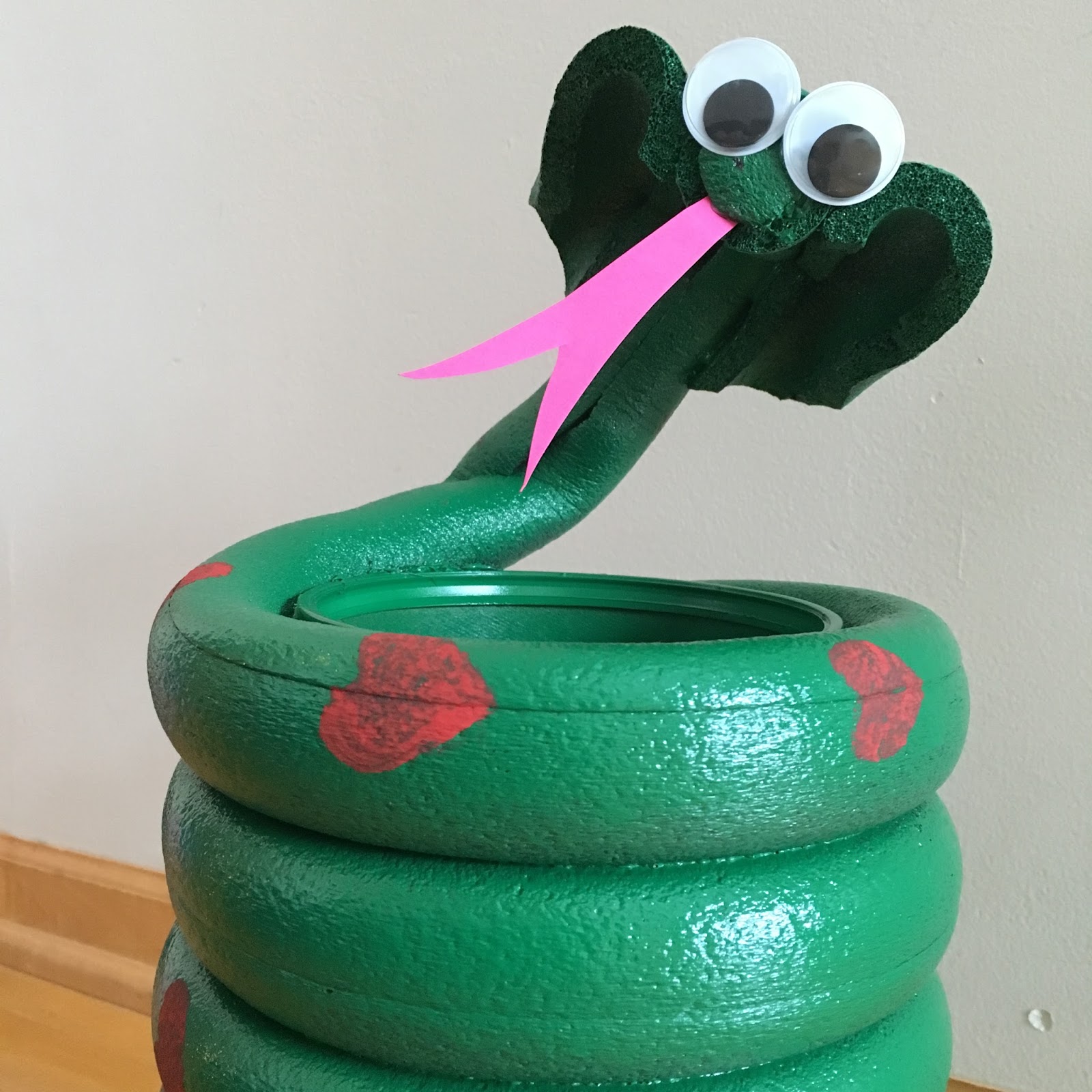 The Middlest Sister: Snake Valentine Box Directions