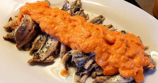 Bocartes o boquerones con salsa tipo romesco